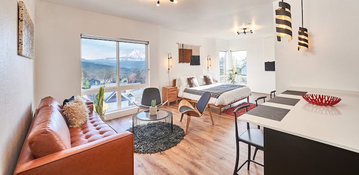 Penthouse Deluxe Studio 12, Mt Views, Downtown - Hood River, OR
