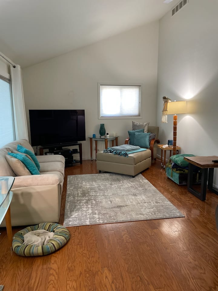 Clean, Updated Room With Queen Bed. Females Only! - Livonia, MI