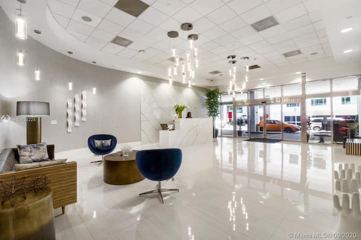 Amazing  Unit/location With Amenities & Parking - Miami