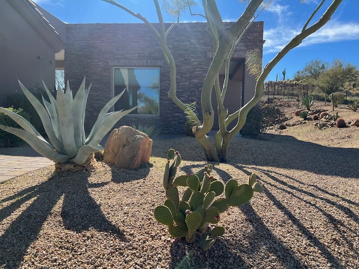 Mountainside Views & Hiking Carefree Villa - Phoenix, AZ
