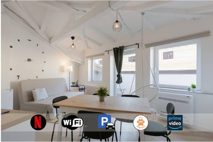 Blake, Central Attic With Parking In Trieste - Trieste, Italia