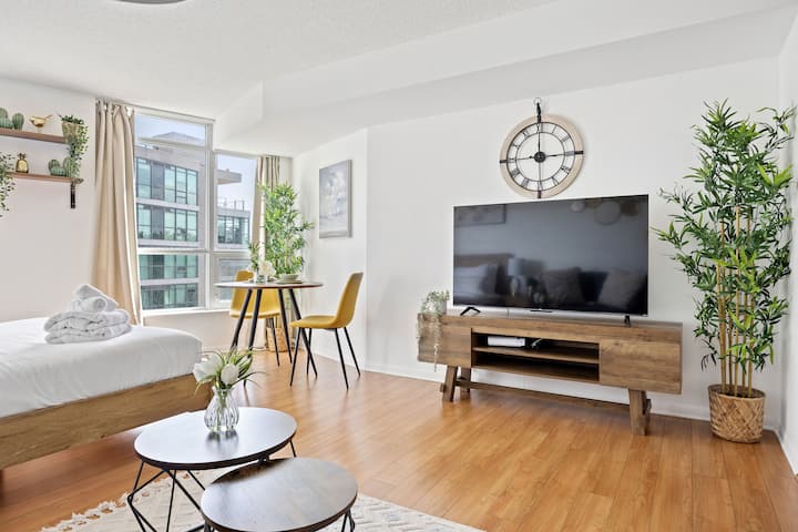 Chic City Hideaway Near It All + 1 Free Parking - Toronto