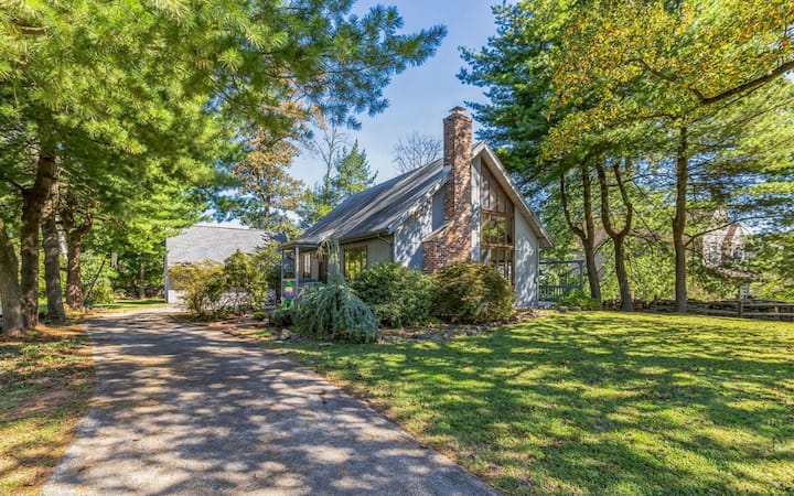 Lovely, Serene Hilltop Home - Aston, PA