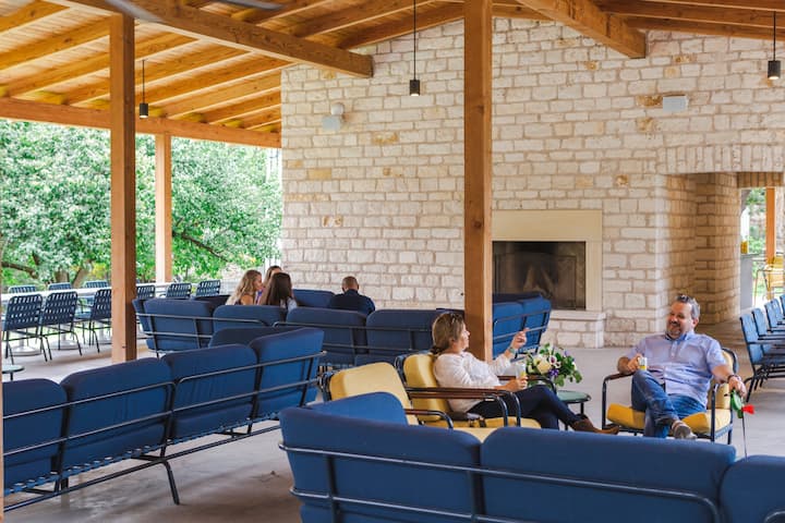 Stagecoach Inn - Poolside King - Salado, TX
