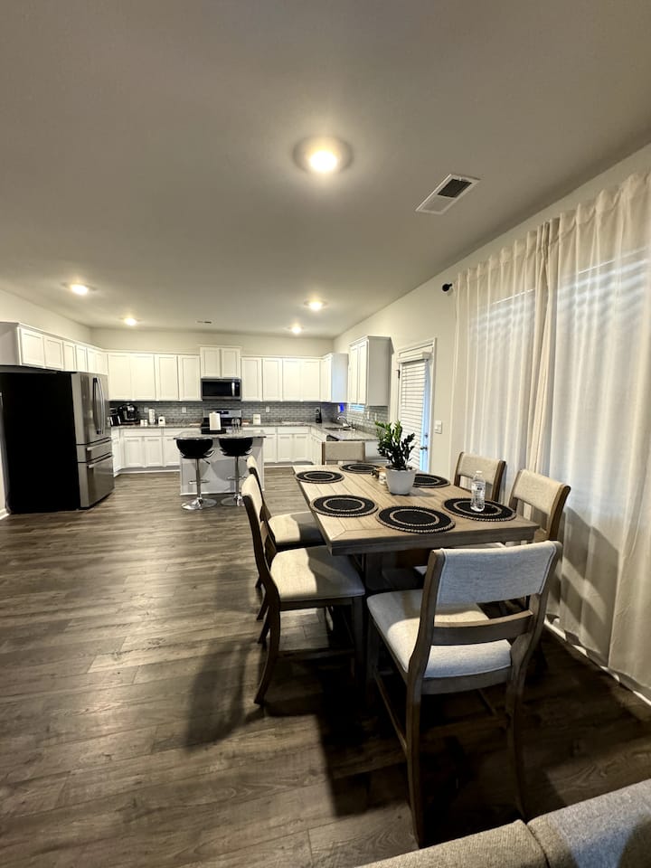 1 Bedroom In A House (Private Bathroom) - Harlem, GA