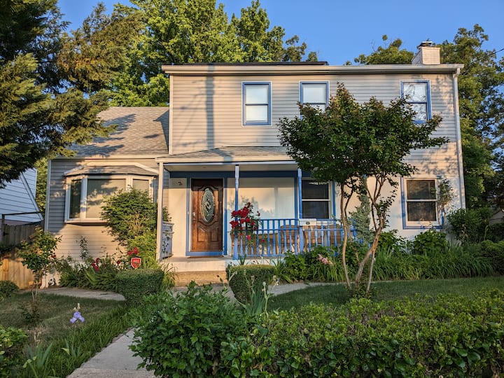 Hans' Villa - Charming 8 Bedroom Home With 2 Baths - Largo, MD