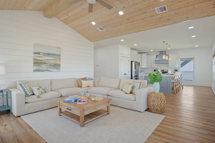 2 Min. Walk To Beach, 4/3 With 2 Masters! - Crystal Beach, TX