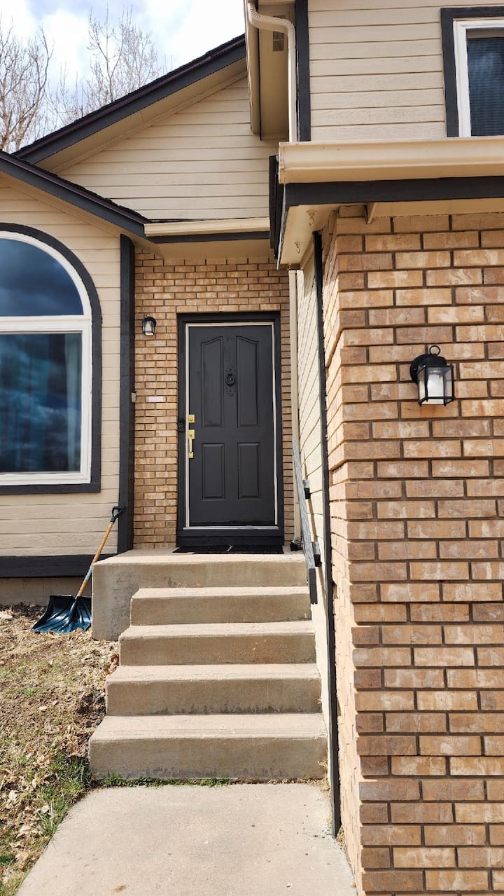 3 Bedroom Home By Airport - Colorado Springs, CO