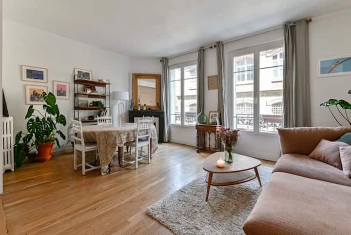 Charming And Bright Apartment - Paris