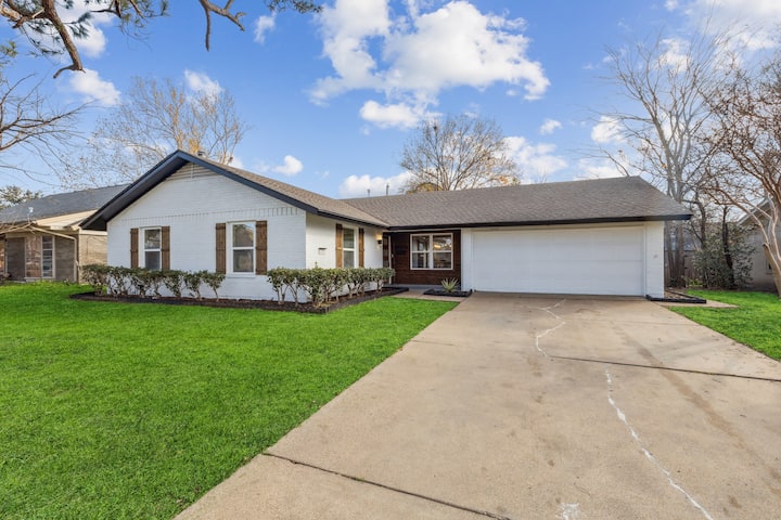 Stylish & Fun Renovated House - Irving, TX