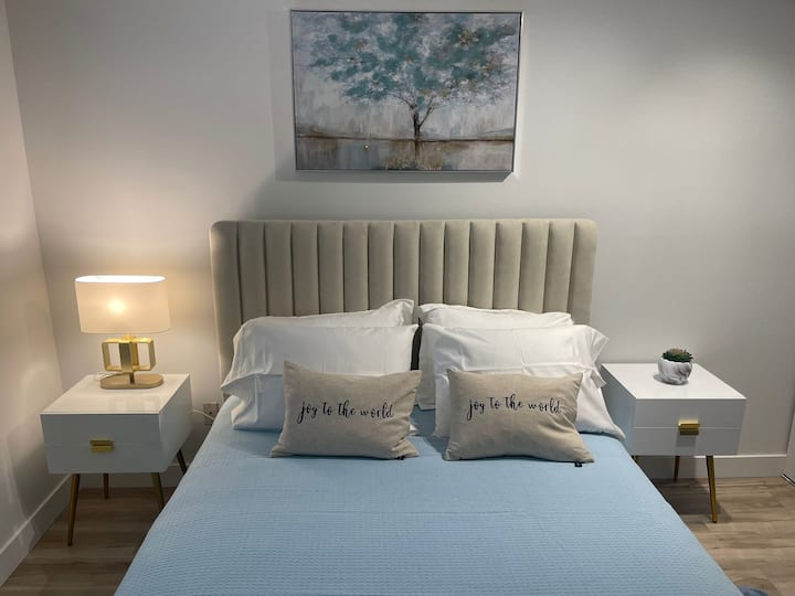 Stylish Apartment With Private Entrance And Patio - Vancouver