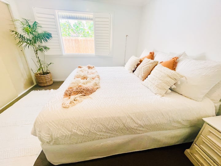 Gorgeous King And Queen Bedroom Unit - Lennox Head