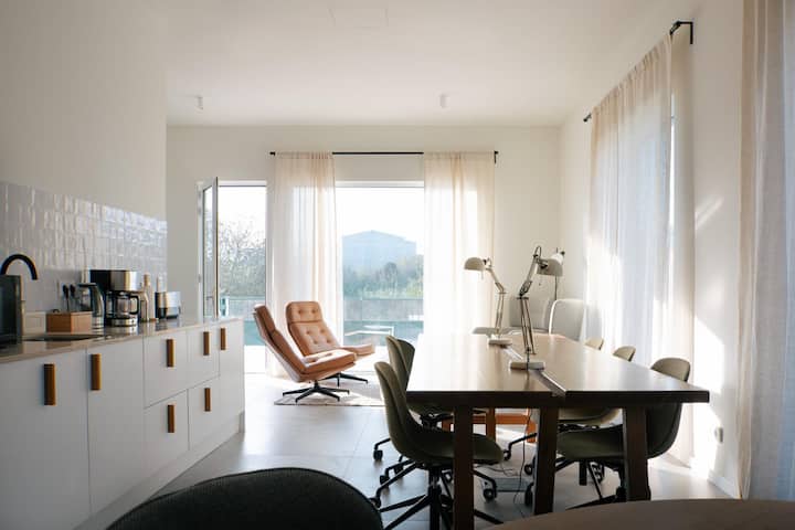 Coastal Bliss - King Bed, Ocean Views, Workspace - Sagres