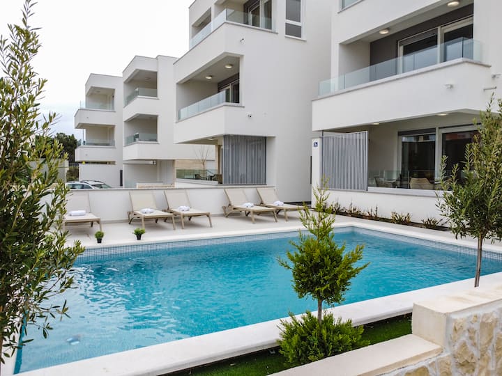 Three-bedroom Apartment Mareb With Pool - Novalja