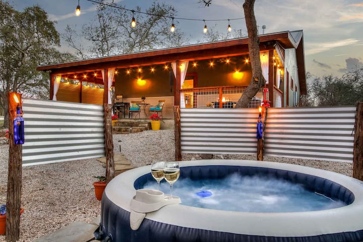 The Hill Country Cottage - Texas