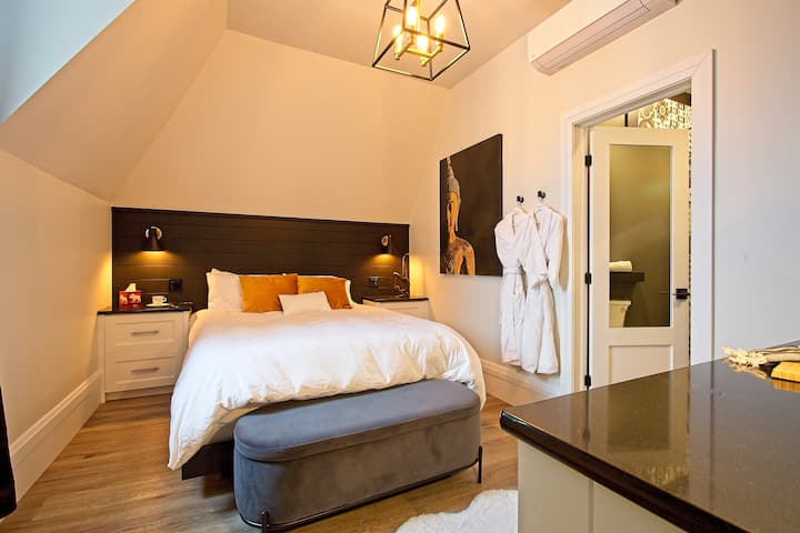 One Queen Bed 1 - Brockville