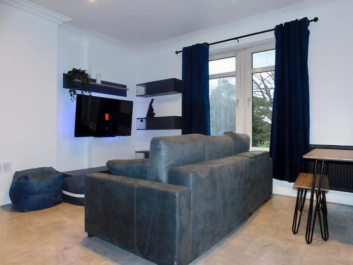 1 Bedroom Flat - Free Parking! - Cardiff