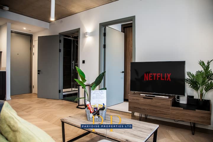 Skyline Retreat: Luxe Stay W/ City Views - Manchester