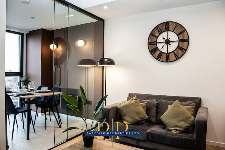 Skyline Luxe Retreat Manchester | Chic Getaway - Salford