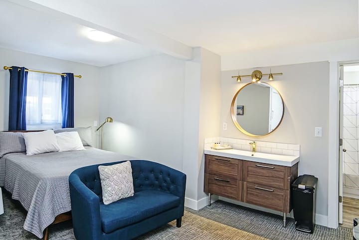 Studio Suite With Fireplace - Beulah, MI