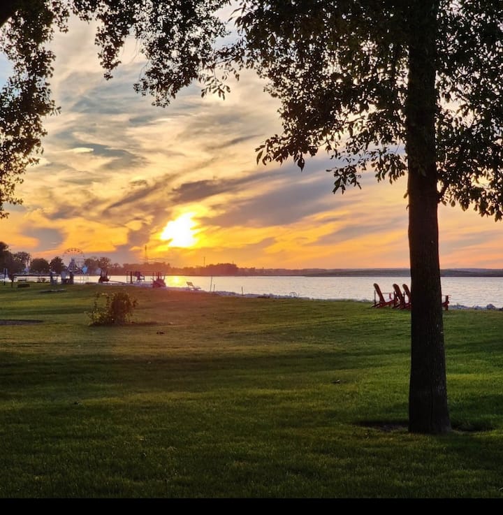 Lakeside 
10 Miles To Lambeau
Sleeps 12 - Green Bay, WI