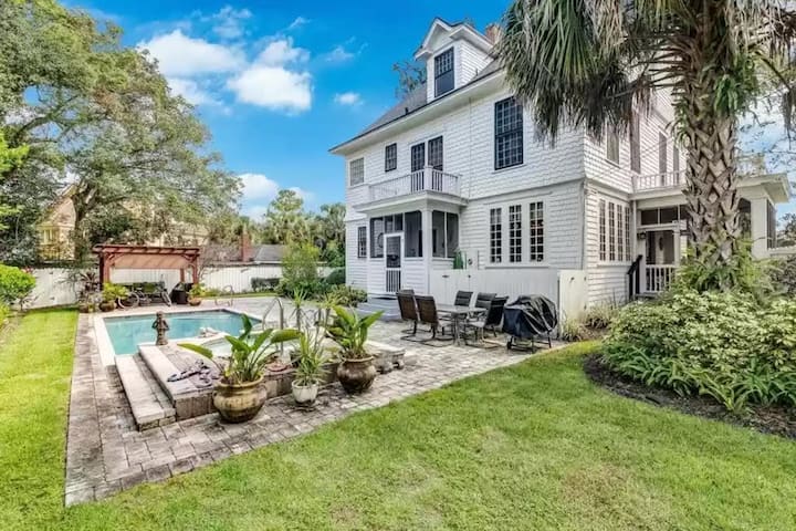 Grand Downtown Pool Home: 5 Br - Gainesville, FL