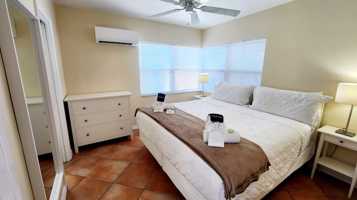 Cozy 1 Bedroom Getaway • Walk To Clearwater Beach - Clearwater