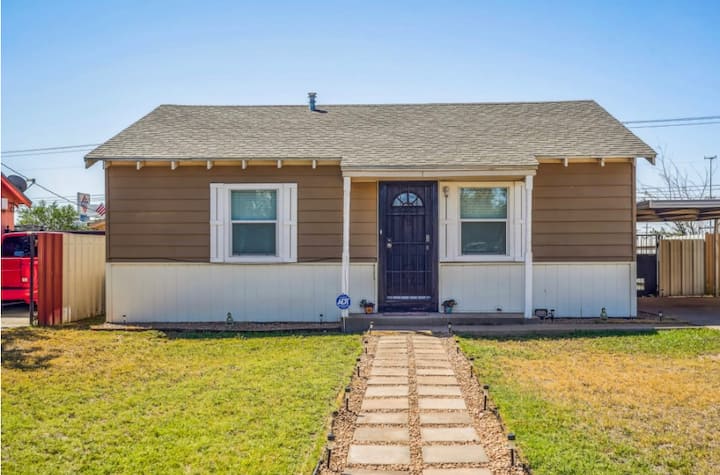 Welcome To La Casita!

A Majestic Zen Home! - Midland, TX