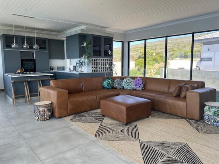 Pinnacle Point Luxury Family Villa - Breaker Views - Mossel Bay