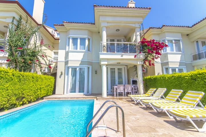 Fethiye'de Denize Sıfır 10 Kişilik Villa - Fethiye
