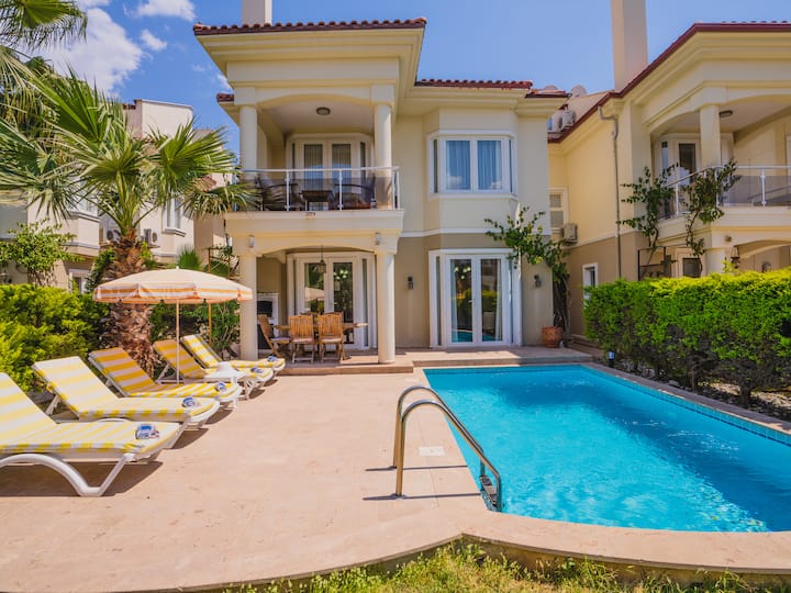 ÇAlış'ta Denize Sıfır 10 Kişilik Villa - Fethiye