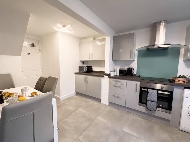 Immaculate 5 Bedroom House - Corby