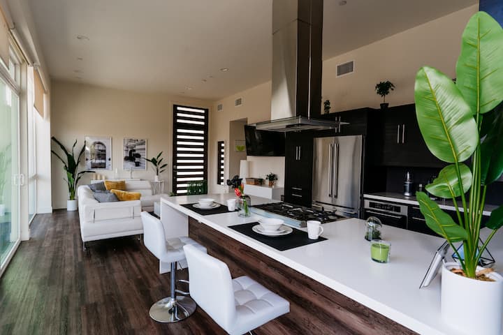 Modern Luxury Home With View - Simi Valley, CA