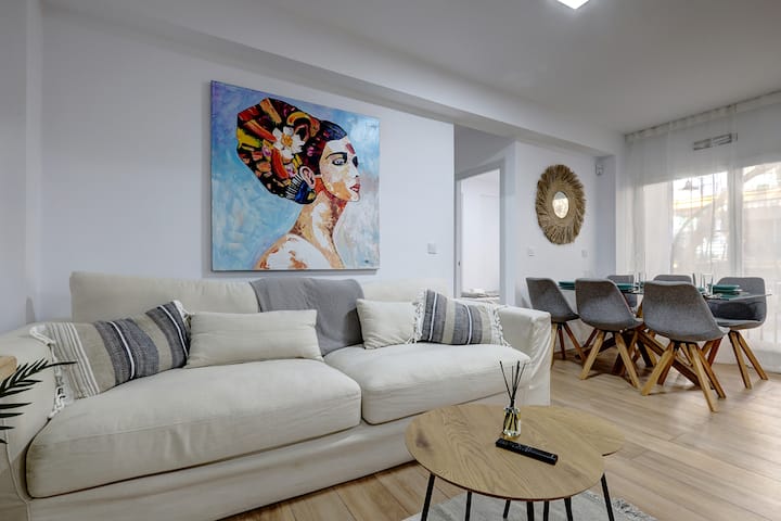 Modern & Vibrant, Urban Holiday Flat - Fuengirola