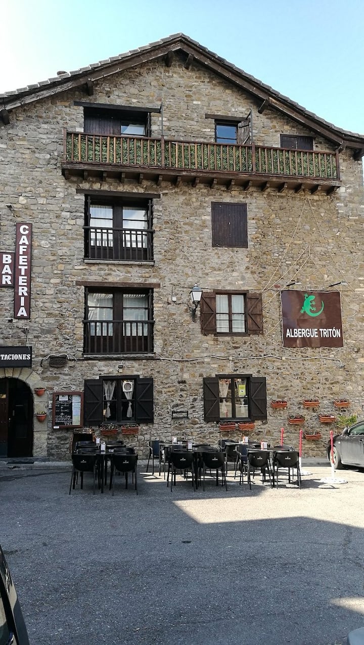 Hostel "Tritón" - Villanúa - Canfranc