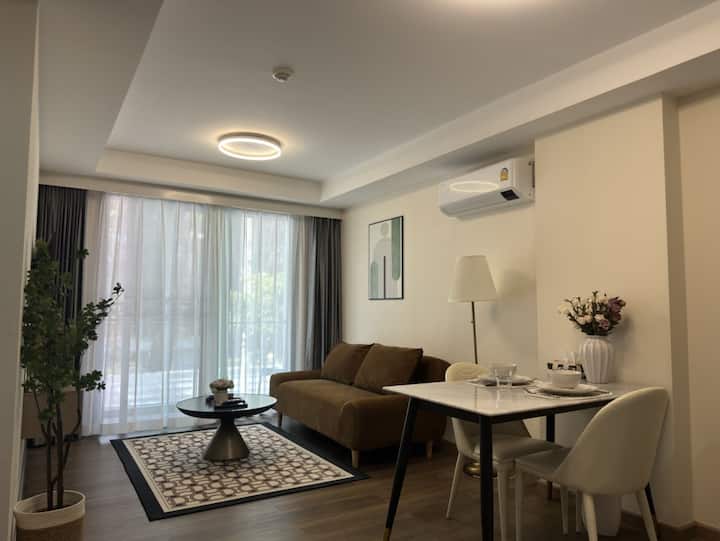 客厅沙发床可住两人/泰国清迈市中心超美泳池/可步行至尚泰5分钟/可做饭/带露台2115/一居室 - Chiang Mai