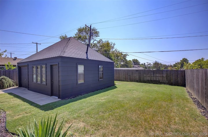 Cozy 1-bedroom, Gated Property, Easy Hwy Access - Tulsa, OK