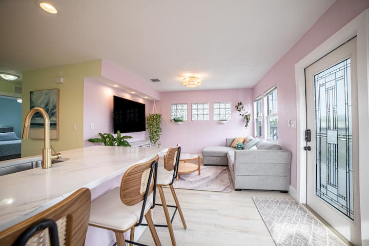 Tropical Getaway Walking Distance To Beach & Bars - Palm Springs, FL