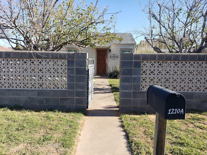 Blessed Tiny Home: 1 - 2 Guests - Midland, TX