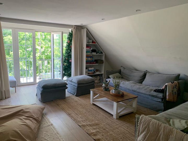 Preciosa Casa Con Piscina En Exclusivo Sector - Las Condes