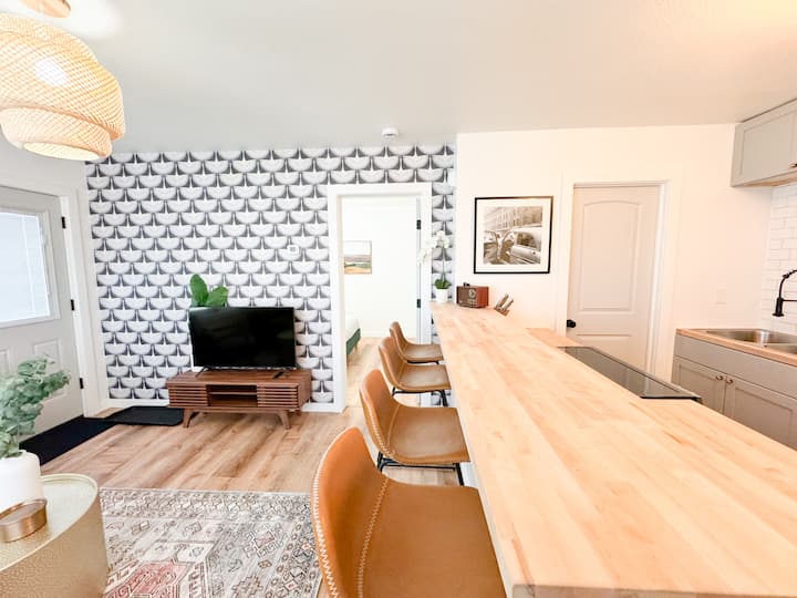 Downtown Loveland 3 Bedroom Designer Home - Boyd Lake State Park, Loveland
