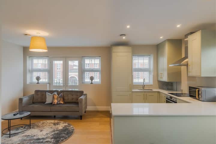 Chic 2 Bed Flat - Balcony - Allocated Parking - Slough