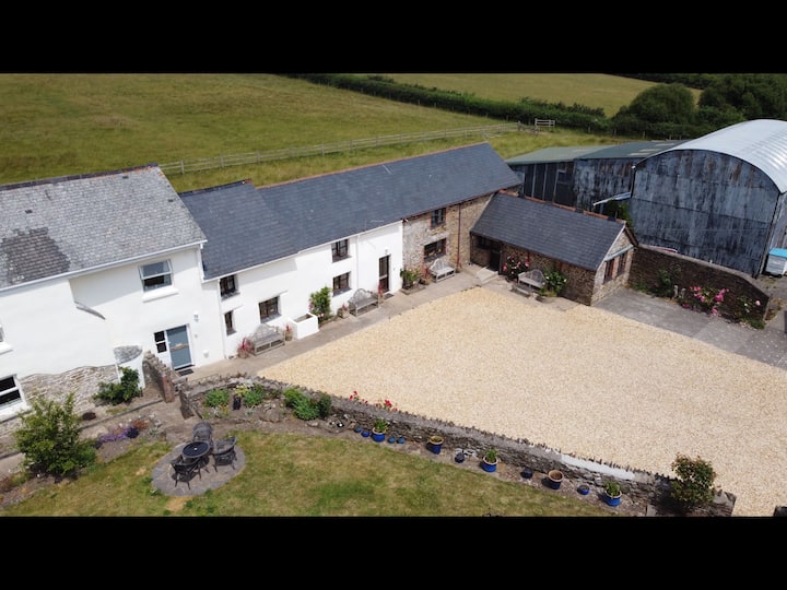 3 Cottages With Great Playbarn Sleeps 17 - Cornwall