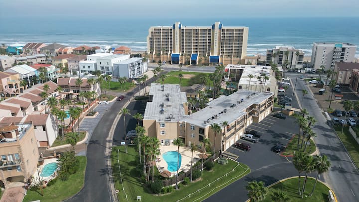 * Up To 8 * Pool *New Inside * Beach Half A Block - South Padre Island, TX