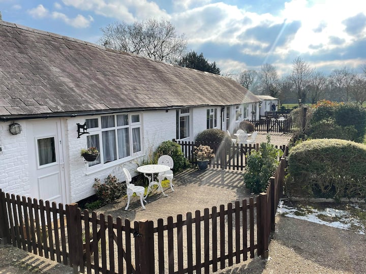 2 Bed Cottage At  Sheephouse Manor - Maidenhead