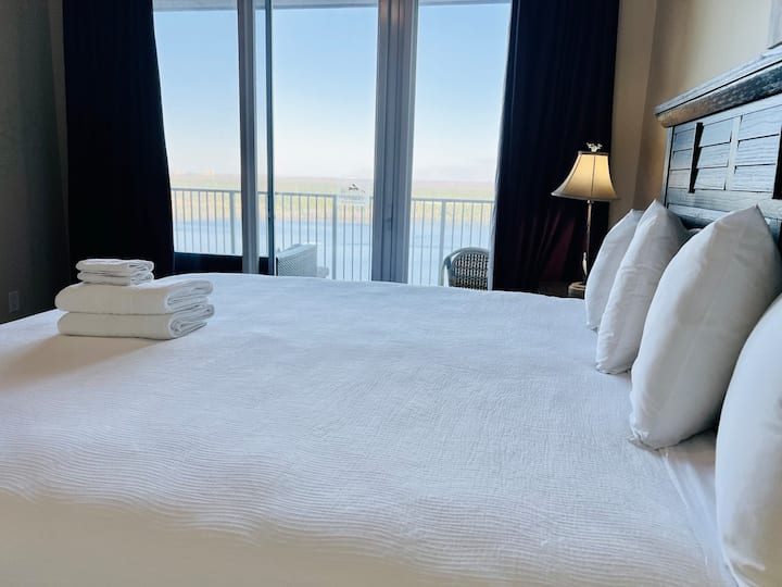 Lakefront Penthouse • Best Location (Disney 1 Mi.) - Lake Buena Vista, FL