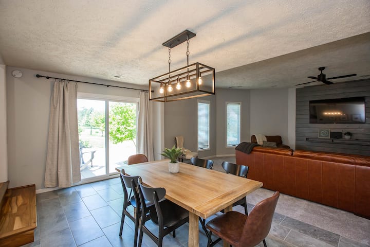 Lakeview Luxury - Deck With View, 3 Family Rooms - Tuttle Creek Lake, KS