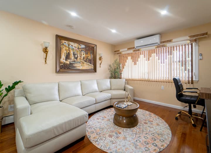Hidden Delight/2br Getaway Close To Jfk/ - Howard Beach - Queens NY