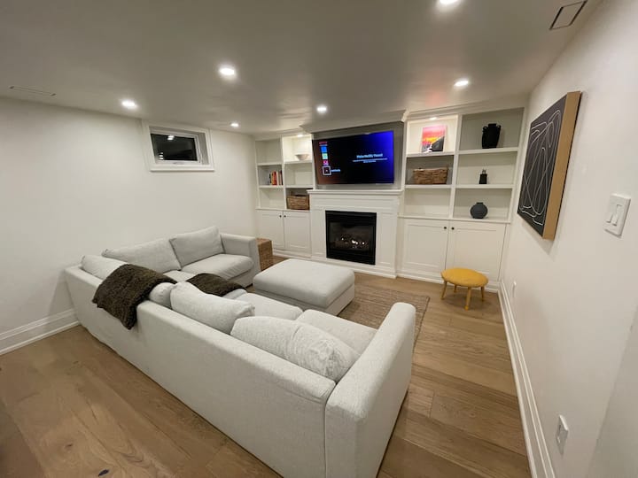 Modern Unit Close To Go & Lake + Hot Tub Fireplace - Mississauga