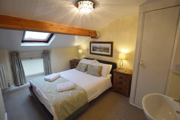 All Seasons, Small Double Attic Room Not En-suite - Windermere